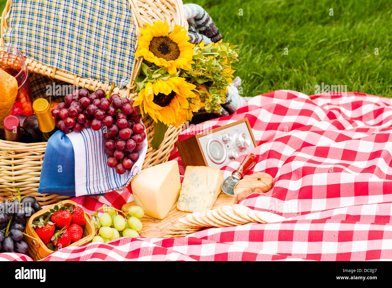 Summer picnic with a basket of food in the park Stock Photo - Alamy