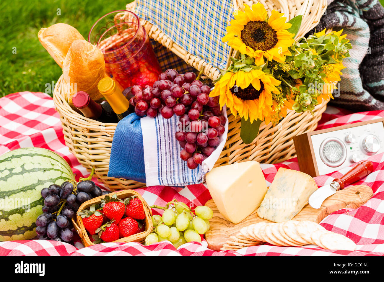 Summer picnic with a basket of food in the park Stock Photo - Alamy