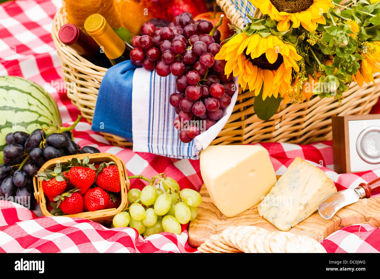 Summer picnic with a basket of food in the park Stock Photo - Alamy