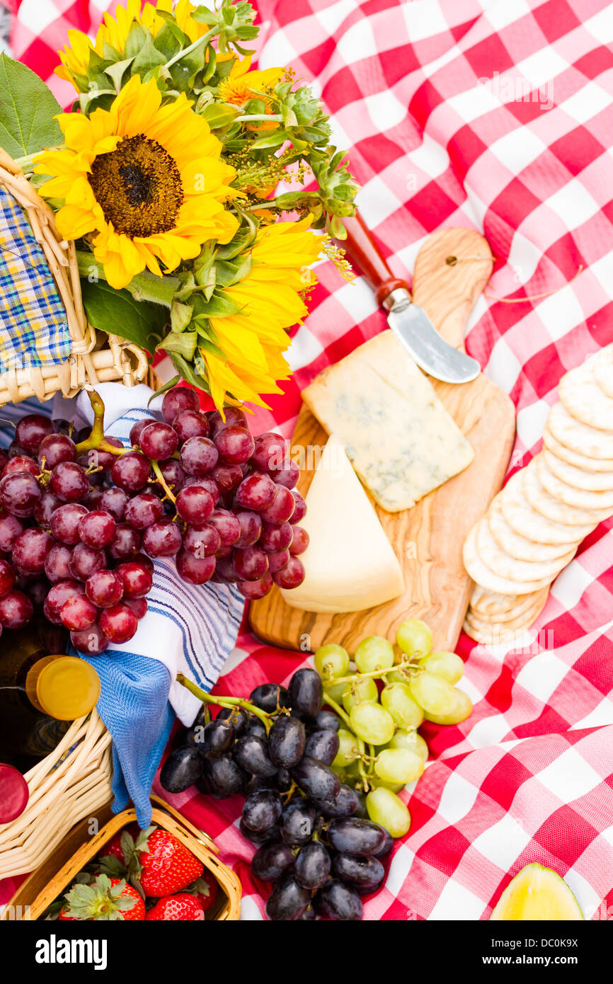 Summer picnic with a basket of food in the park Stock Photo - Alamy