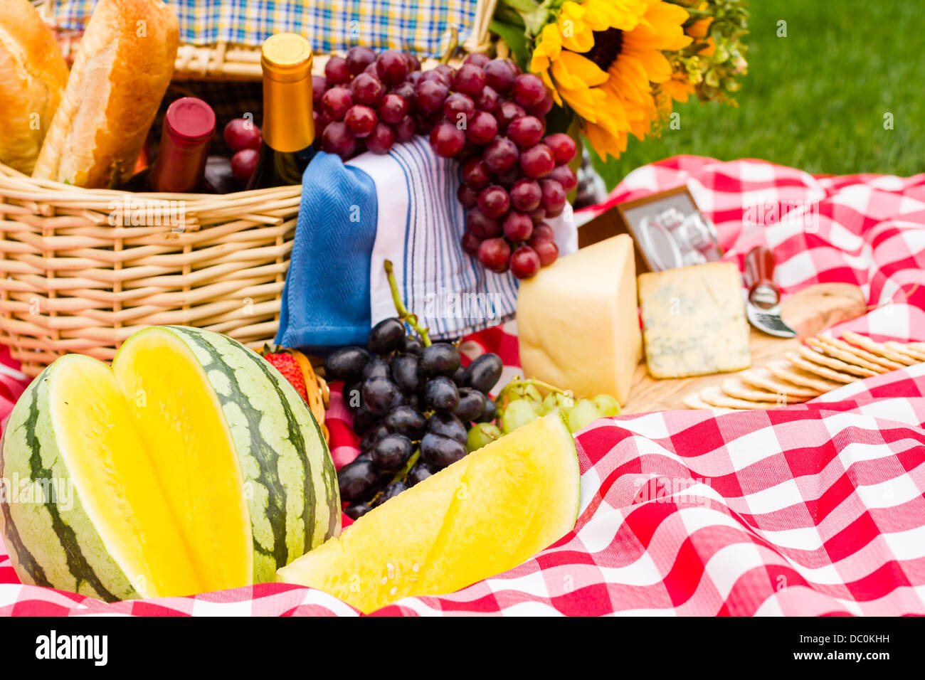 Summer picnic with a basket of food in the park Stock Photo - Alamy
