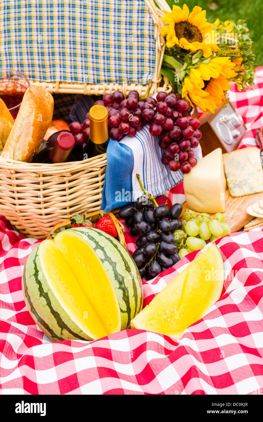 Summer picnic with a basket of food in the park Stock Photo - Alamy
