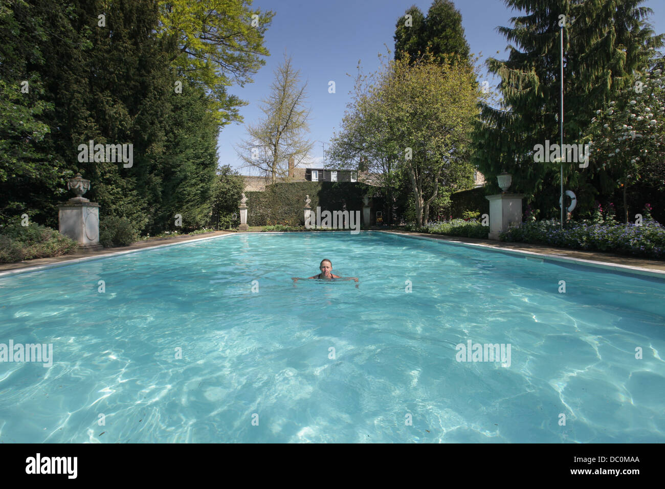 Cambridge outdoor swimming pool hi-res stock photography and images - Alamy
