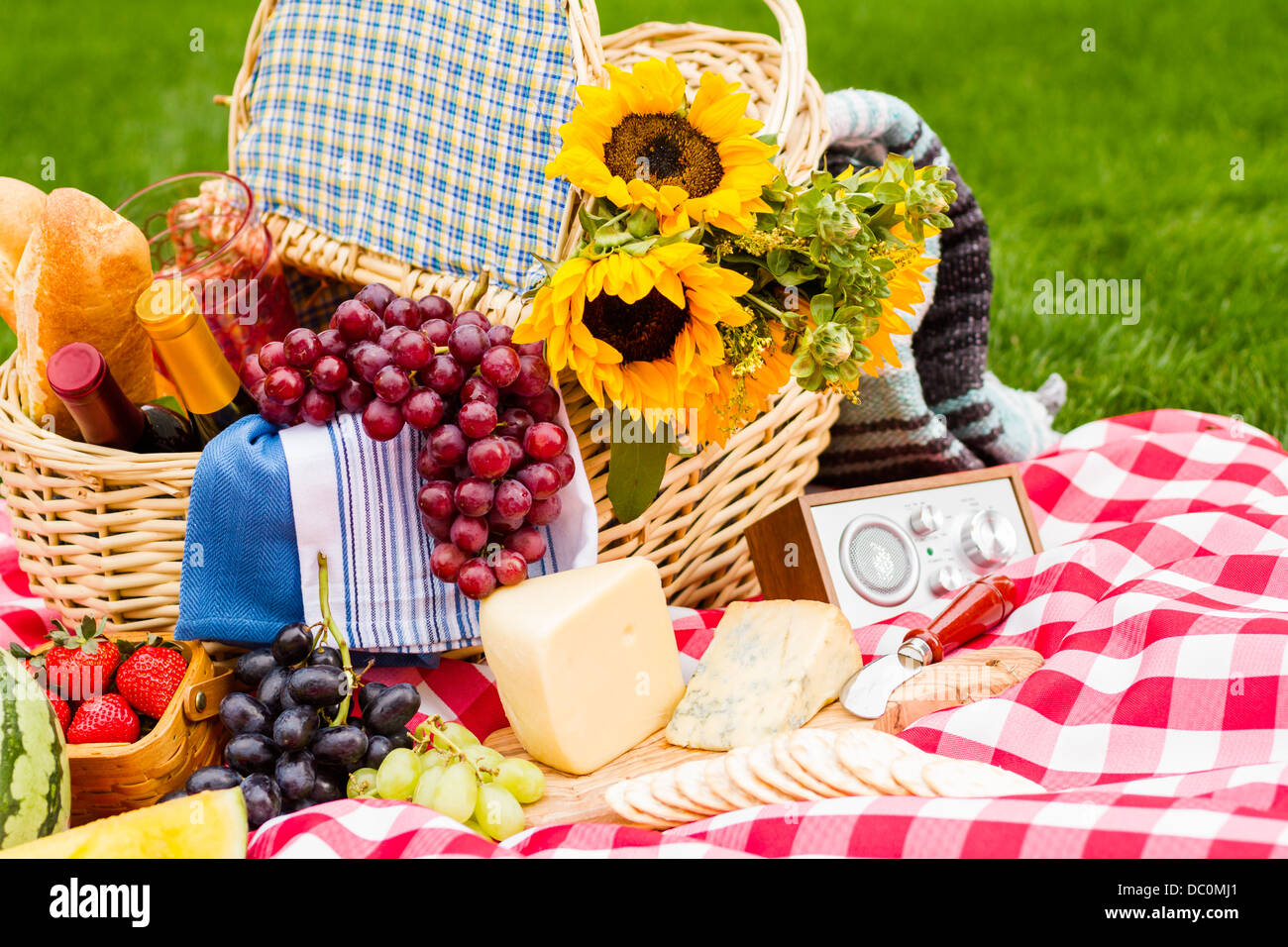 Summer picnic with a basket of food in the park Stock Photo - Alamy