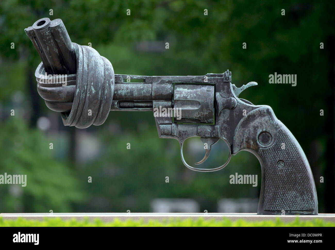 The sculpture "Non Violence" also known as "The Knotted Gun" by Swedish ...