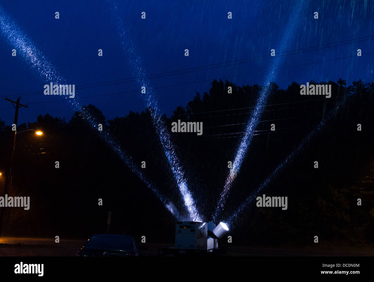Light beams search light hi-res stock photography and images - Alamy