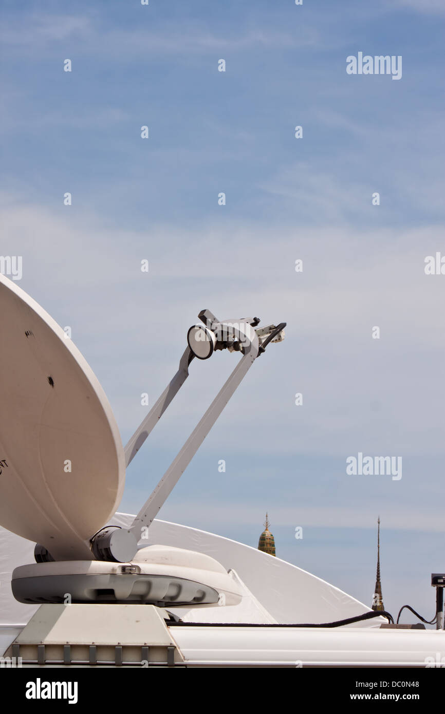 Satellite phone dish hi-res stock photography and images - Alamy