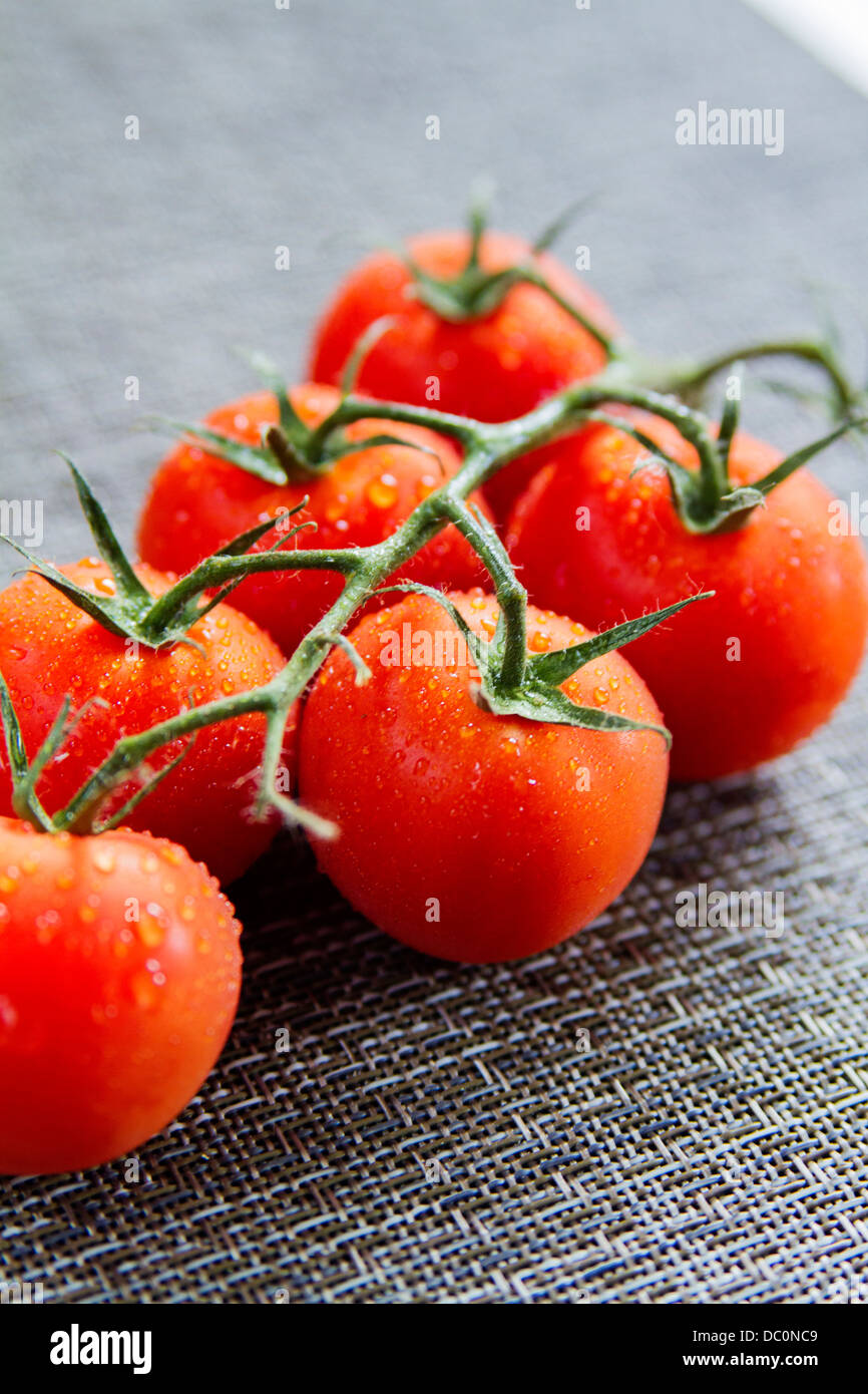 Organic, fresh tomatoes on the vine Stock Photo - Alamy