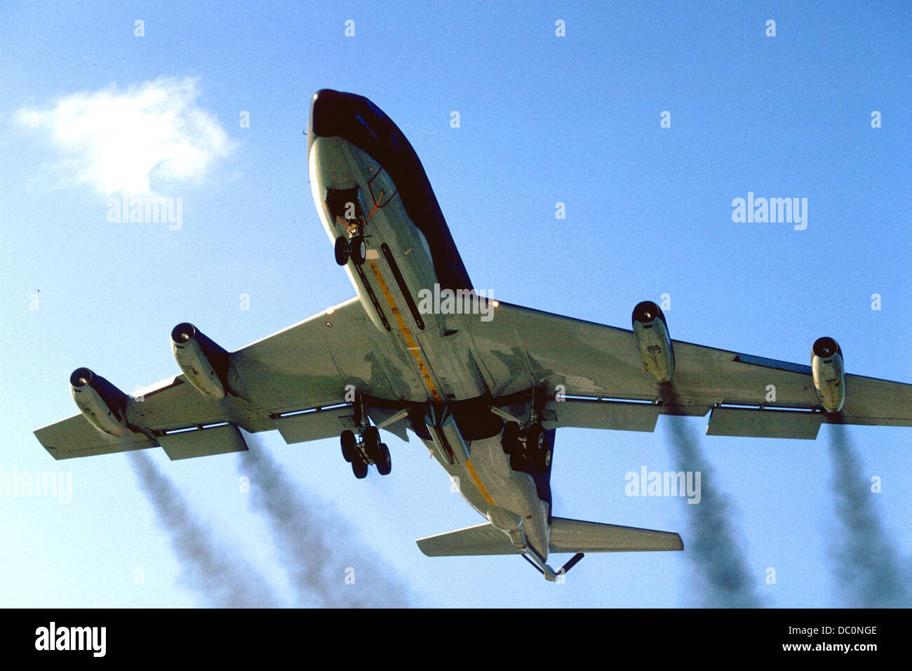 Aircraft refueler hi-res stock photography and images - Alamy
