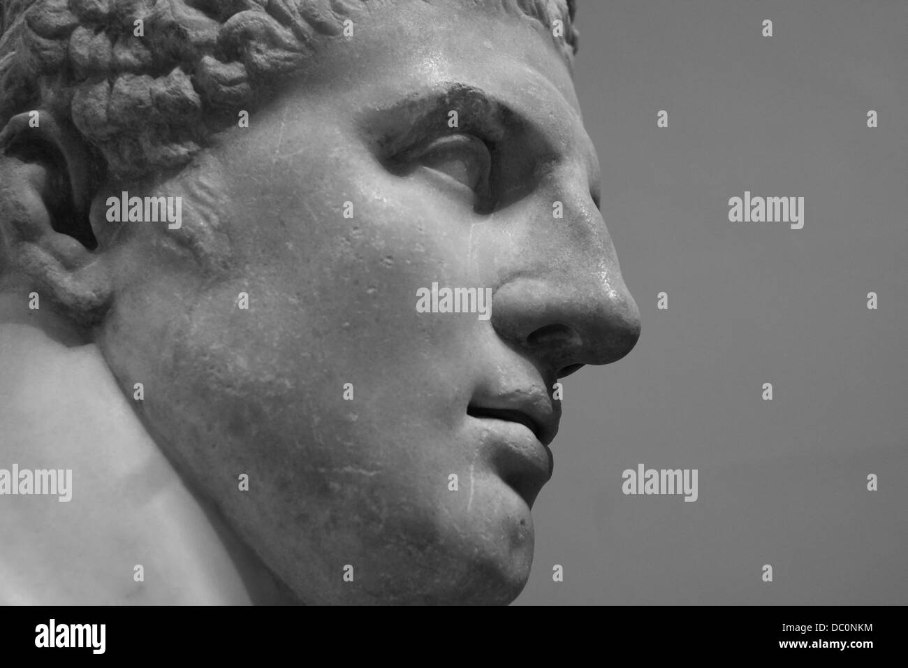 Roman statue hi-res stock photography and images - Alamy