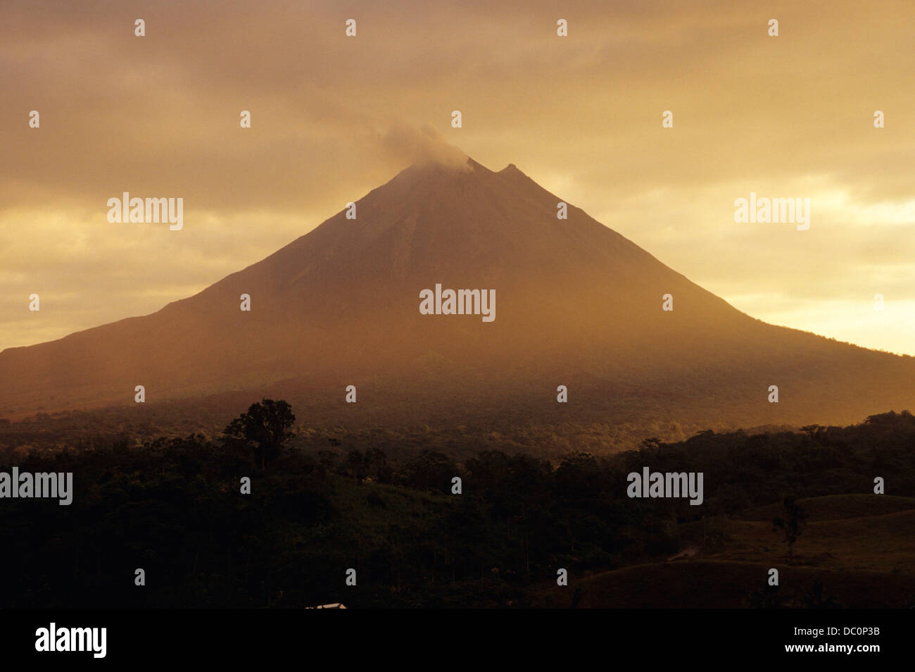 Arenal volcano active andesitic stratovolcano hi-res stock photography ...