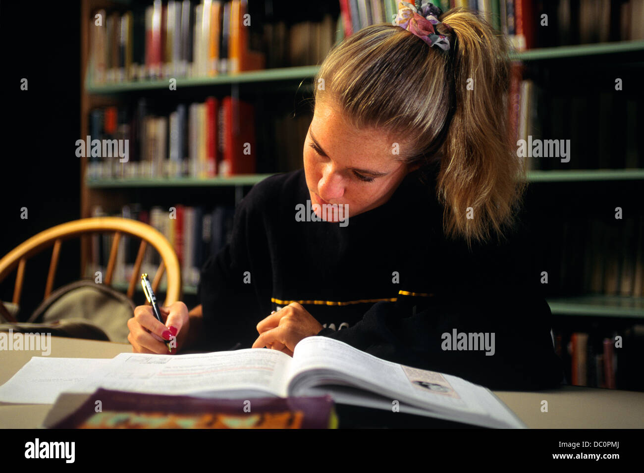 1990s FEMALE STUDENT USING COLLEGE LIBRARY Stock Photo - Alamy