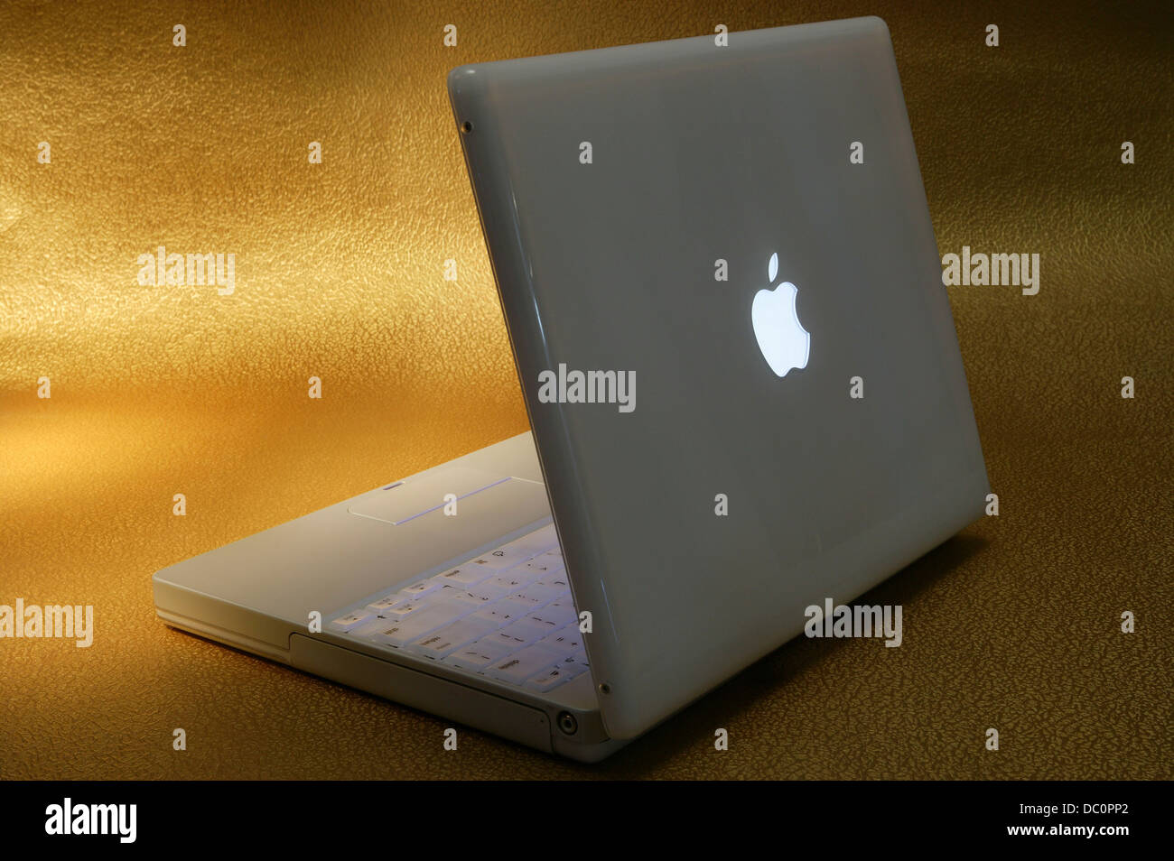 EARLY MODEL APPLE LAPTOP COMPUTER Stock Photo - Alamy