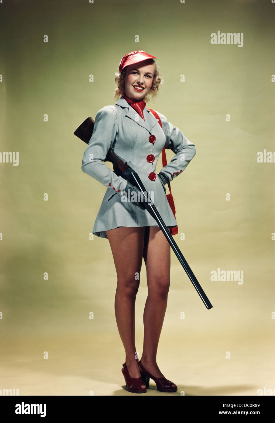 1940s 1950s PORTRAIT SMILING BLOND WOMAN PINUP WEARING HUNTING OUTFIT ...