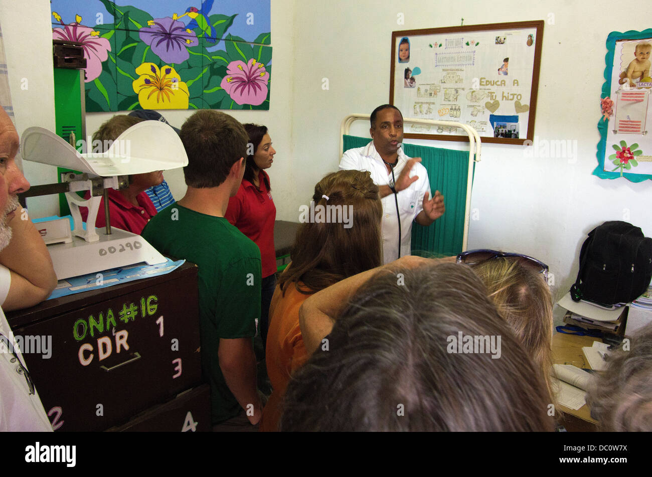 Doctor explains group hi-res stock photography and images - Alamy