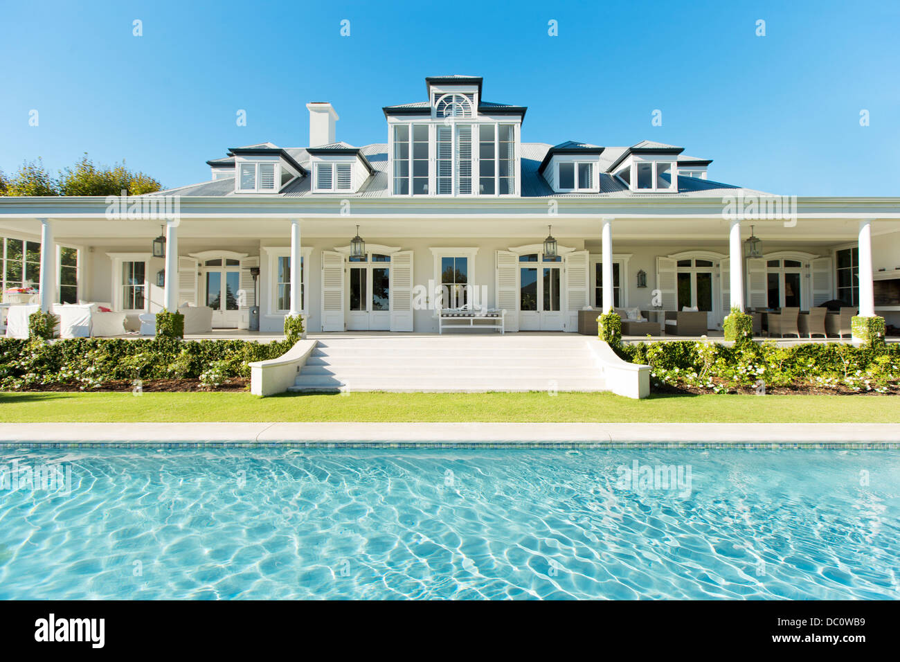 Exterior view front house hi-res stock photography and images - Alamy