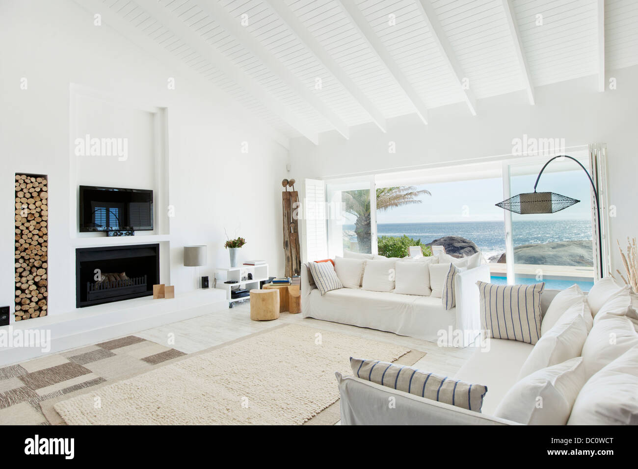 Modern living room Stock Photo - Alamy