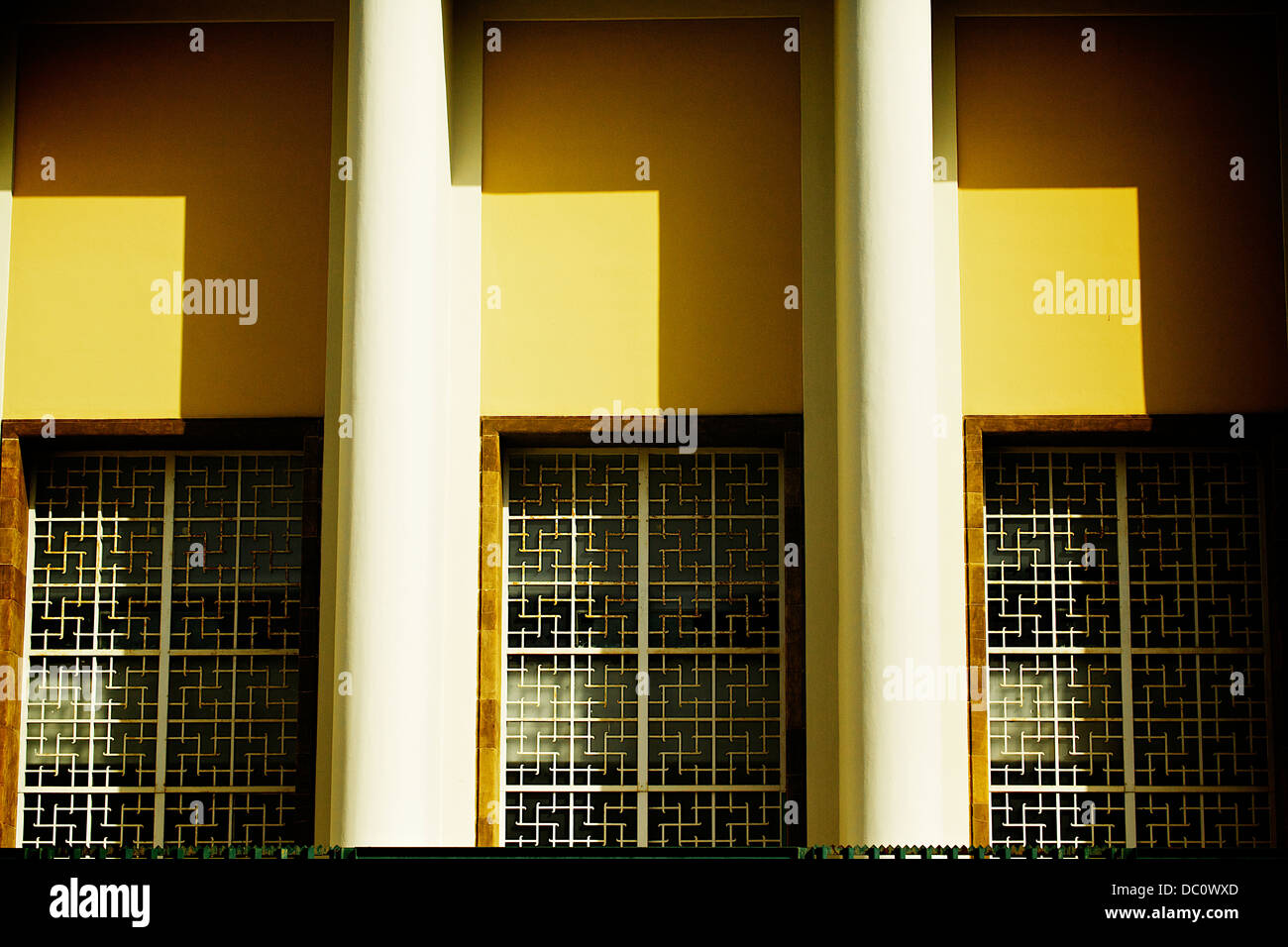 Heavy columns hi-res stock photography and images - Alamy