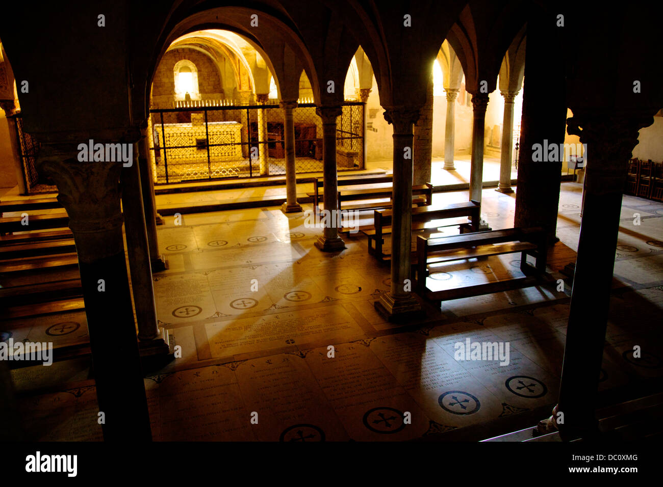 Church arches hi-res stock photography and images - Alamy
