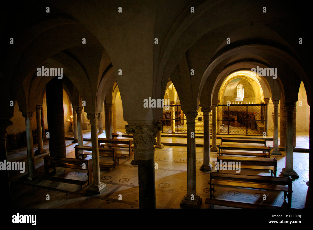 Church arches hi-res stock photography and images - Alamy