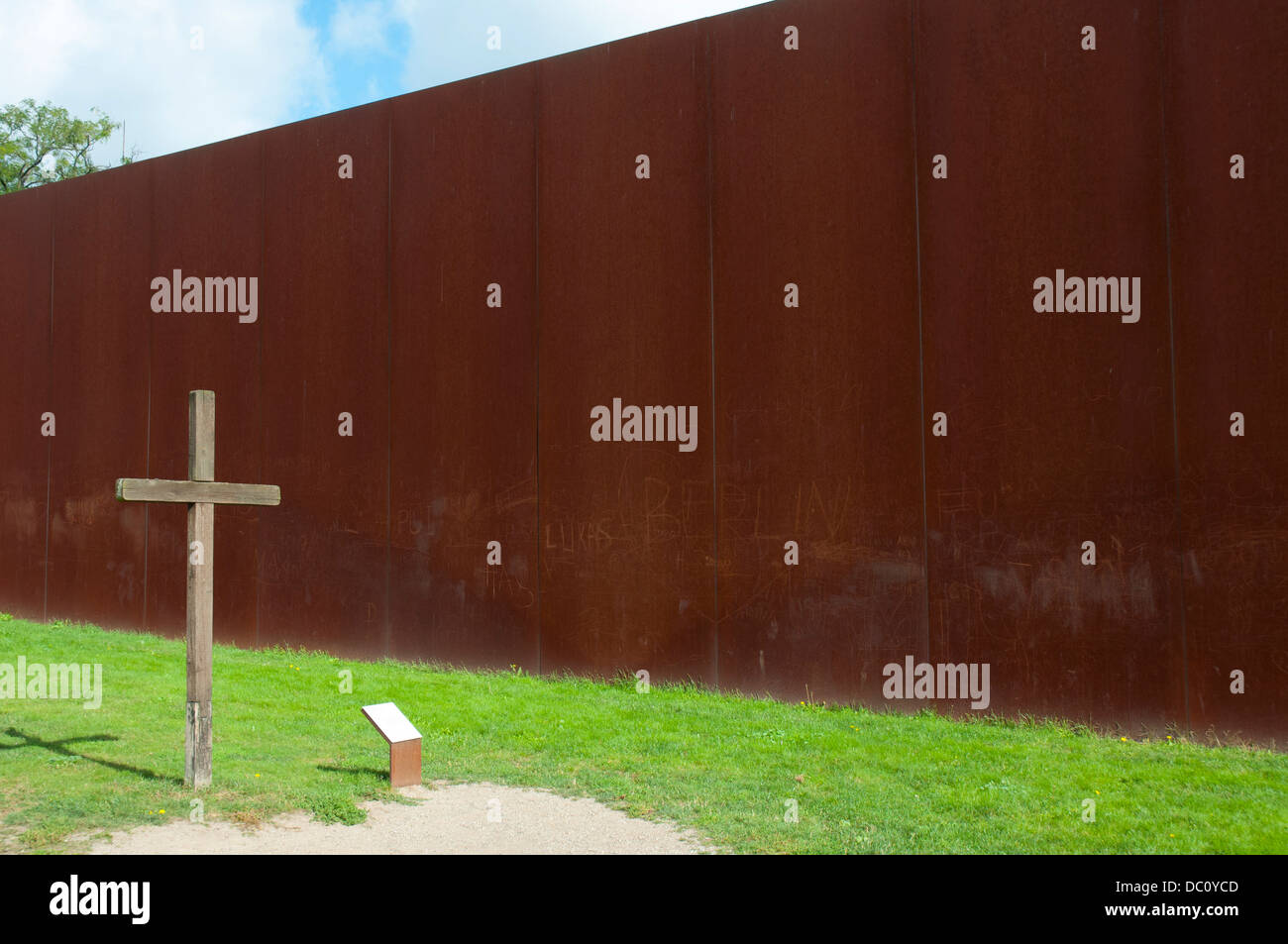 Berlin bernauer straße gedenkstätte hi-res stock photography and images ...
