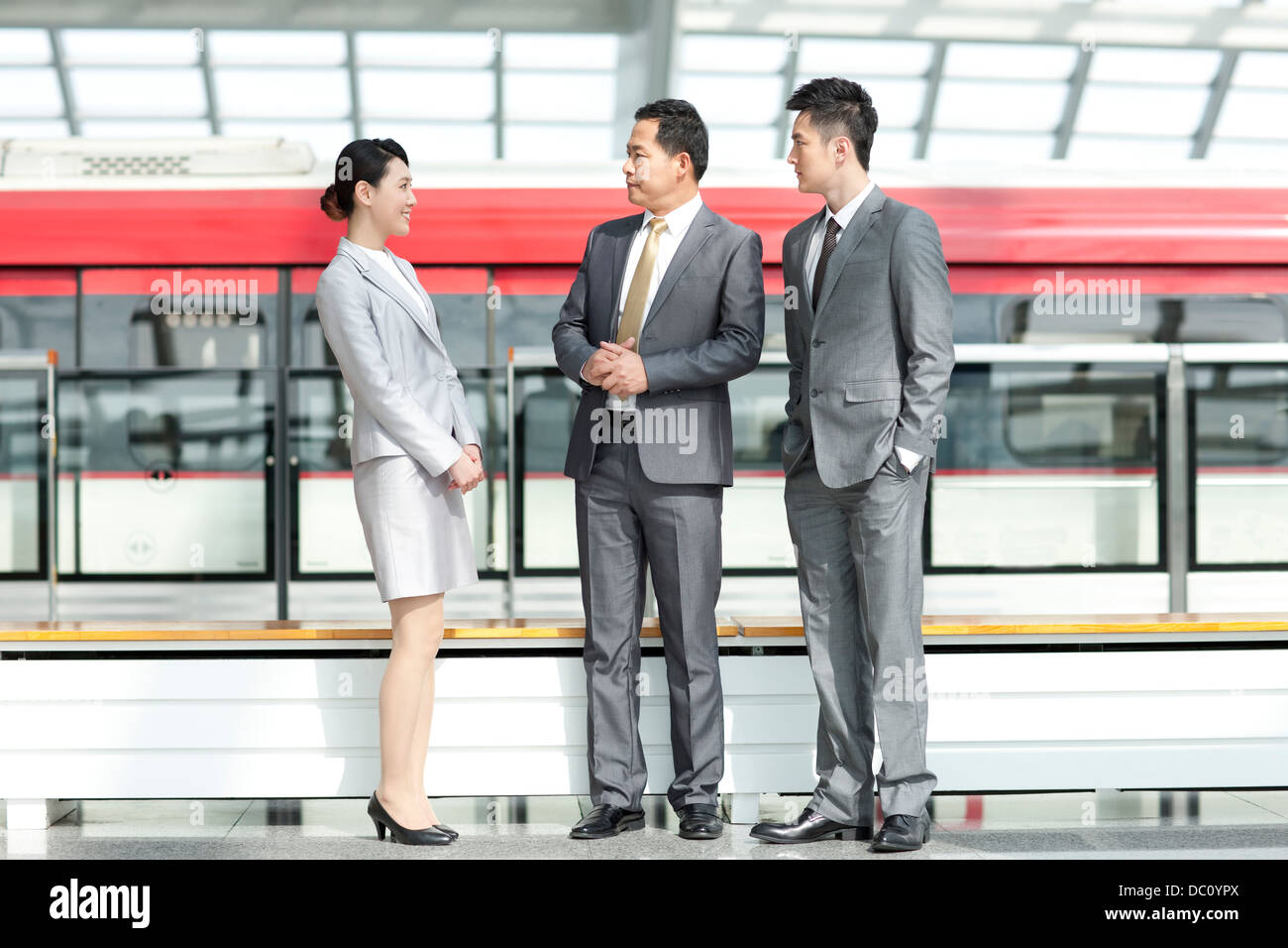 Commuter talking mobile wait meeting hi-res stock photography and ...