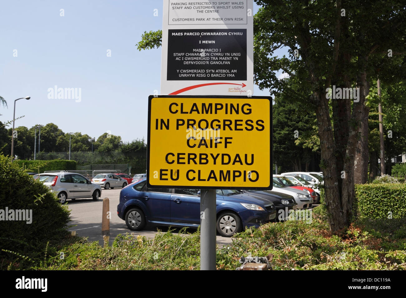 Bilingual warning sign hi-res stock photography and images - Alamy