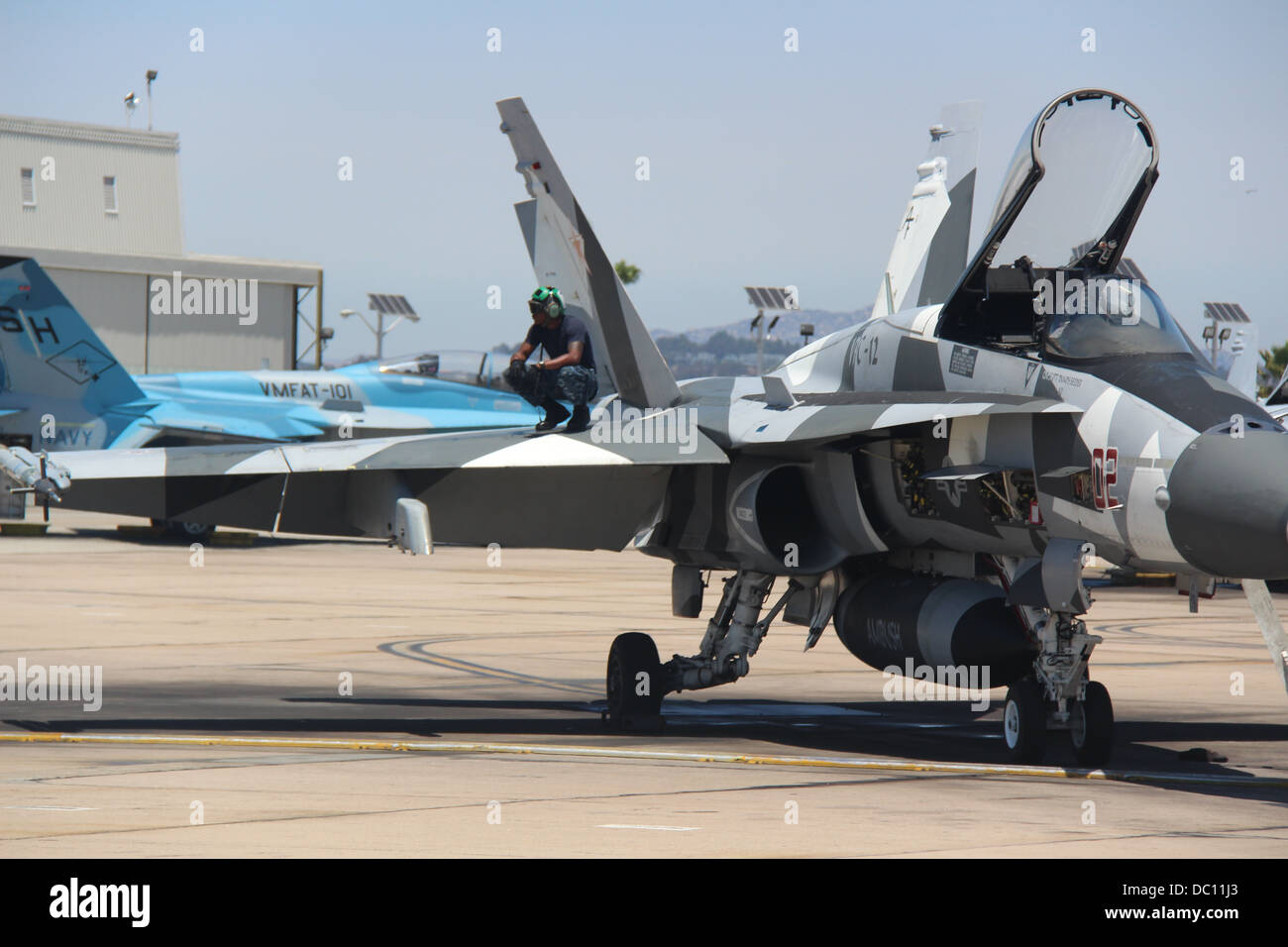 F18 fighter hi-res stock photography and images - Alamy