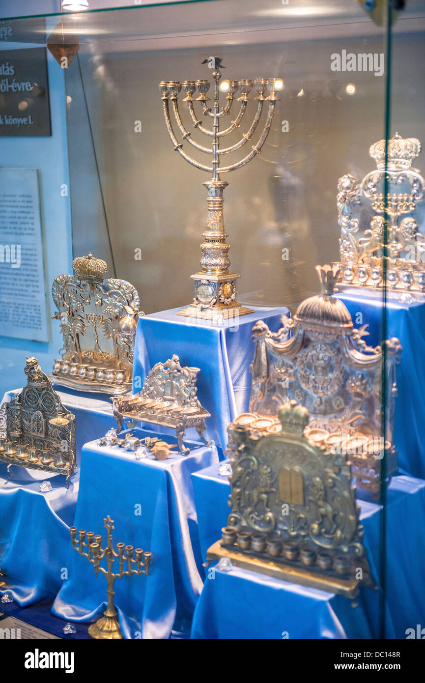 Budapest great synagogue menorah hi-res stock photography and images ...