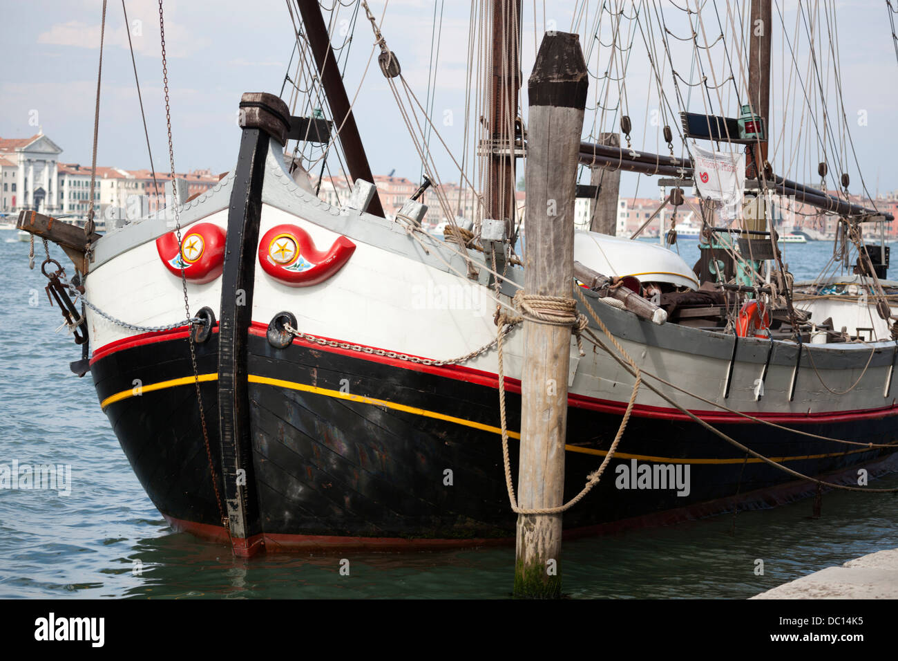 The bow of the trabaccolo "Il Nuovo Trionfo", a testimonial of what the ...