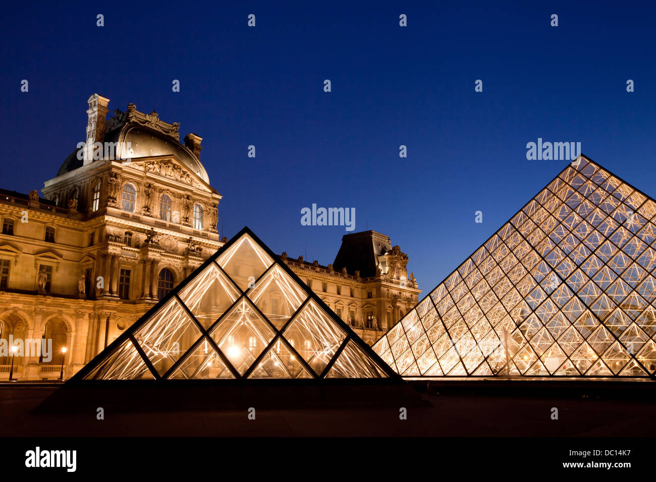 Louvre museum pyramid at night Stock Photo - Alamy