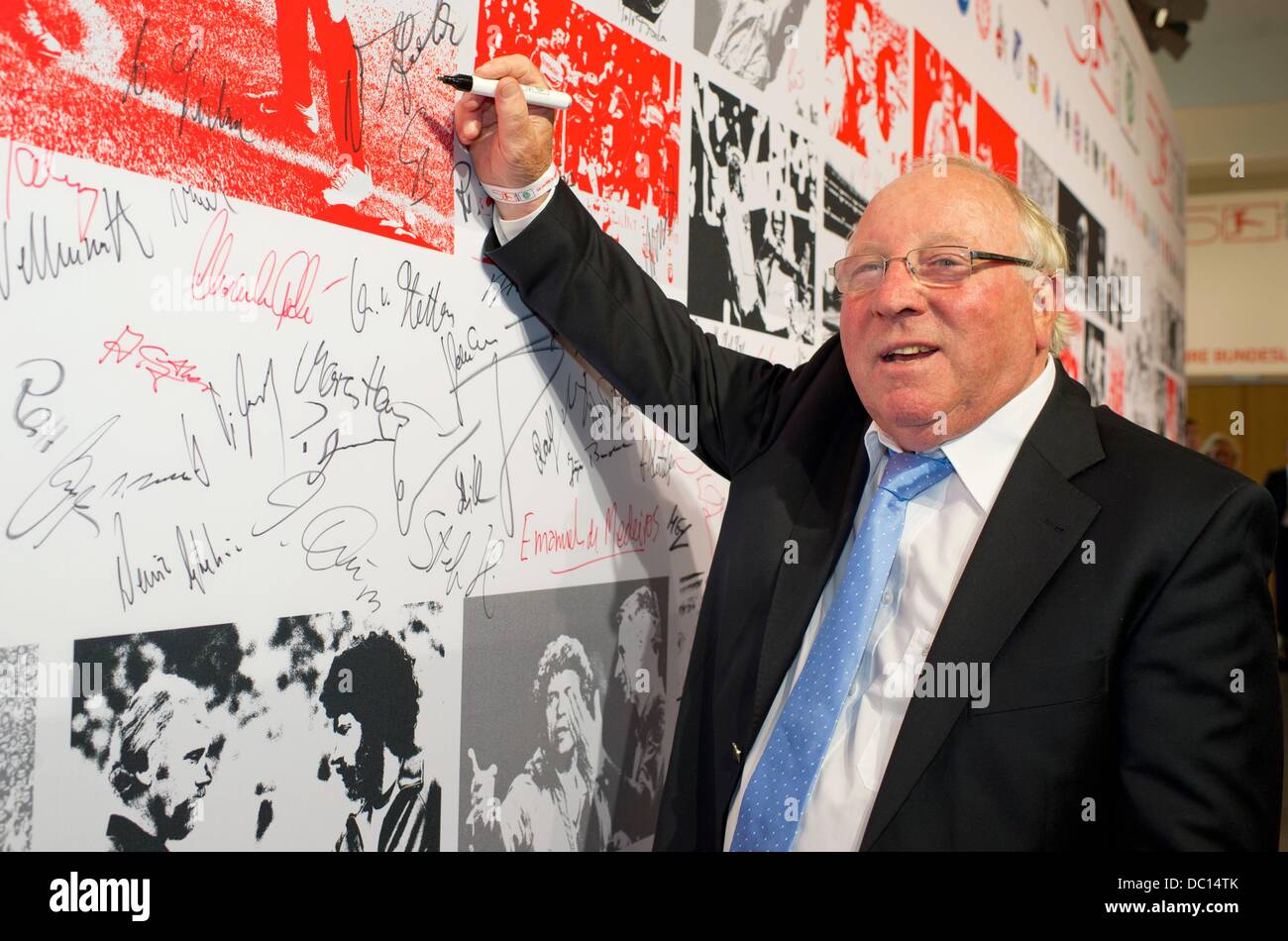 Berlin, Germany. 06th Aug, 2013. Uwe Seeler signs on a signing board ...