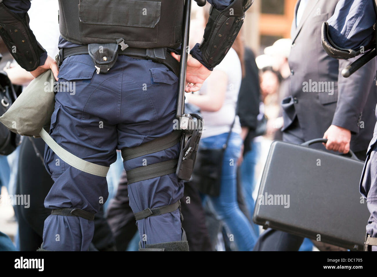 police officer with gear on duty Stock Photo - Alamy