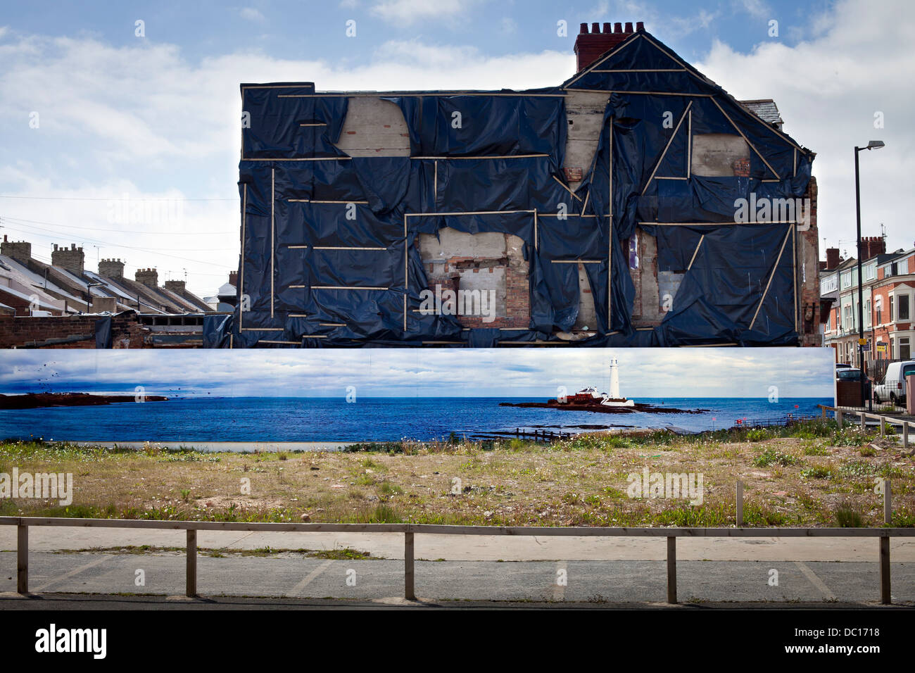 House renovation demolition hoarding hi-res stock photography and ...