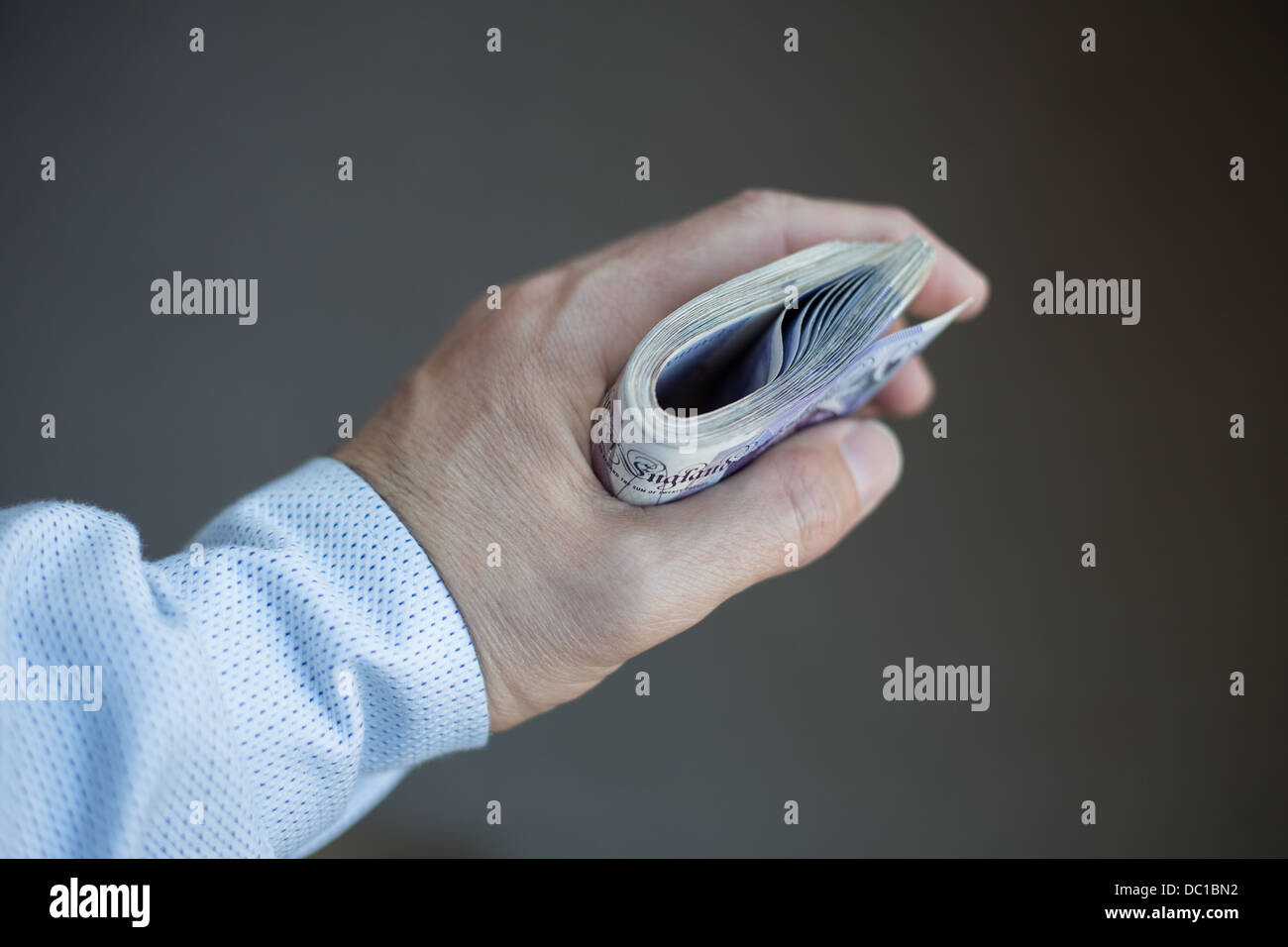 Hand holding british banknotes hi-res stock photography and images - Alamy