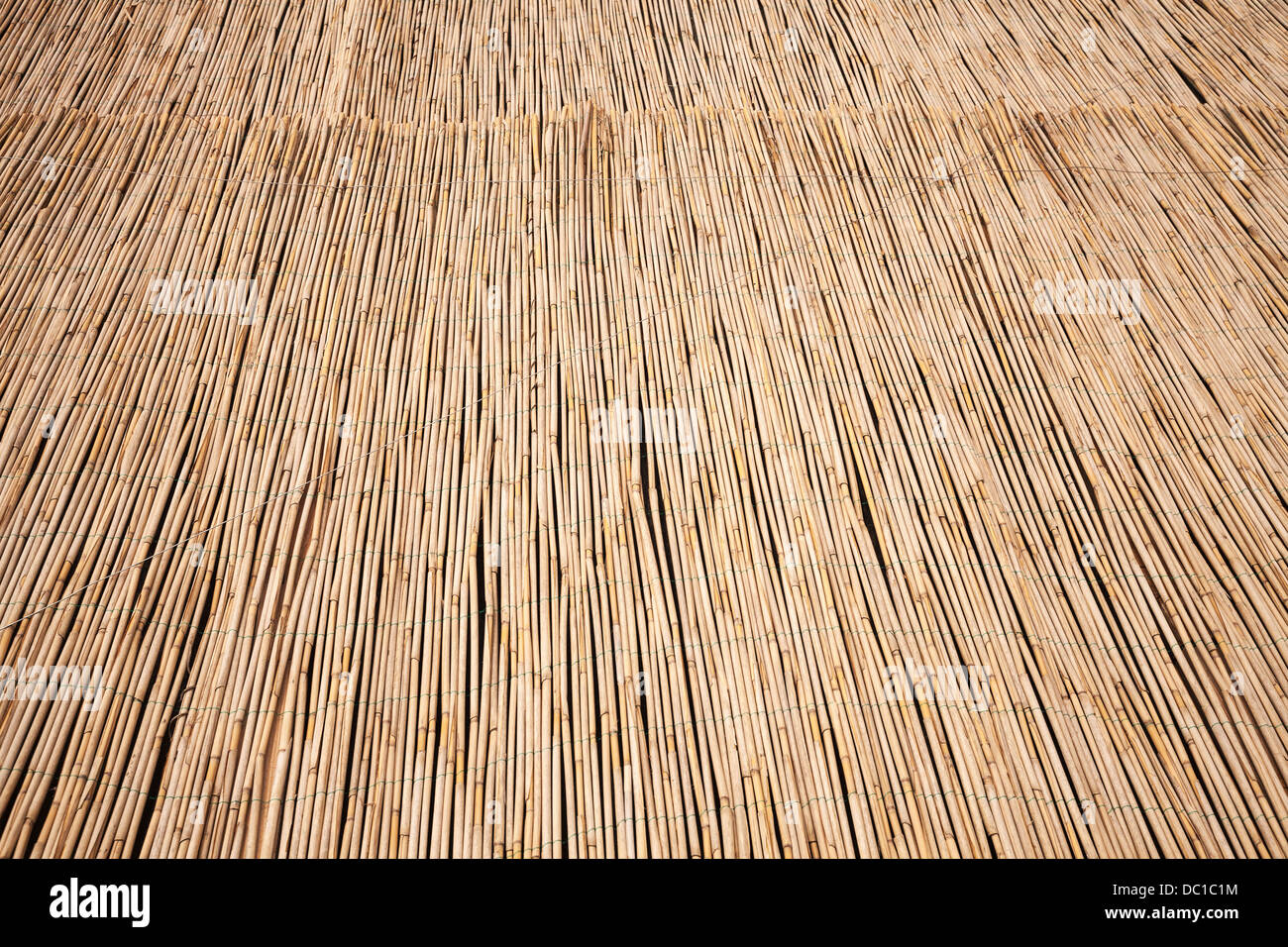 Natural dry thatch background texture Stock Photo - Alamy