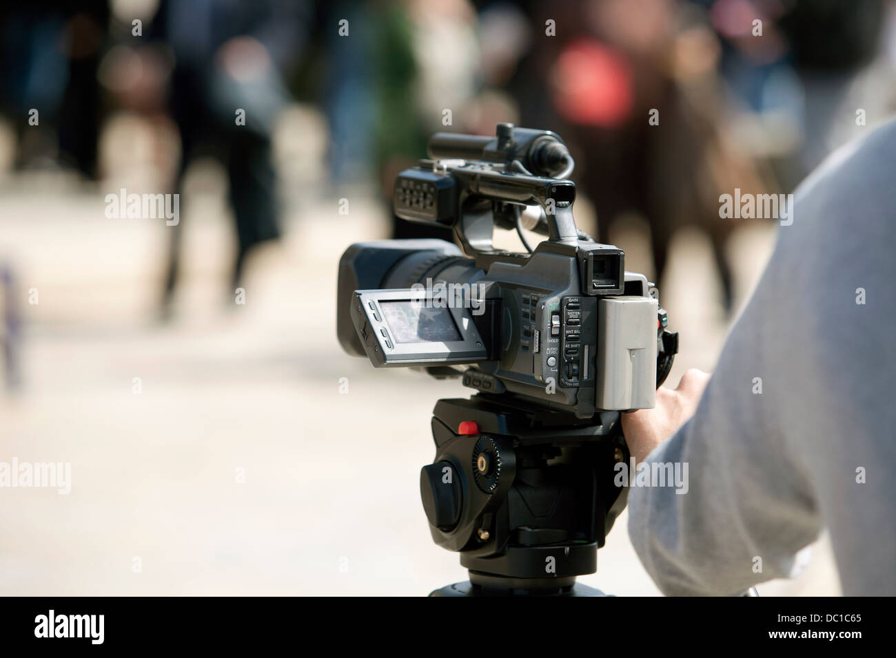 People with film camera hi-res stock photography and images - Alamy