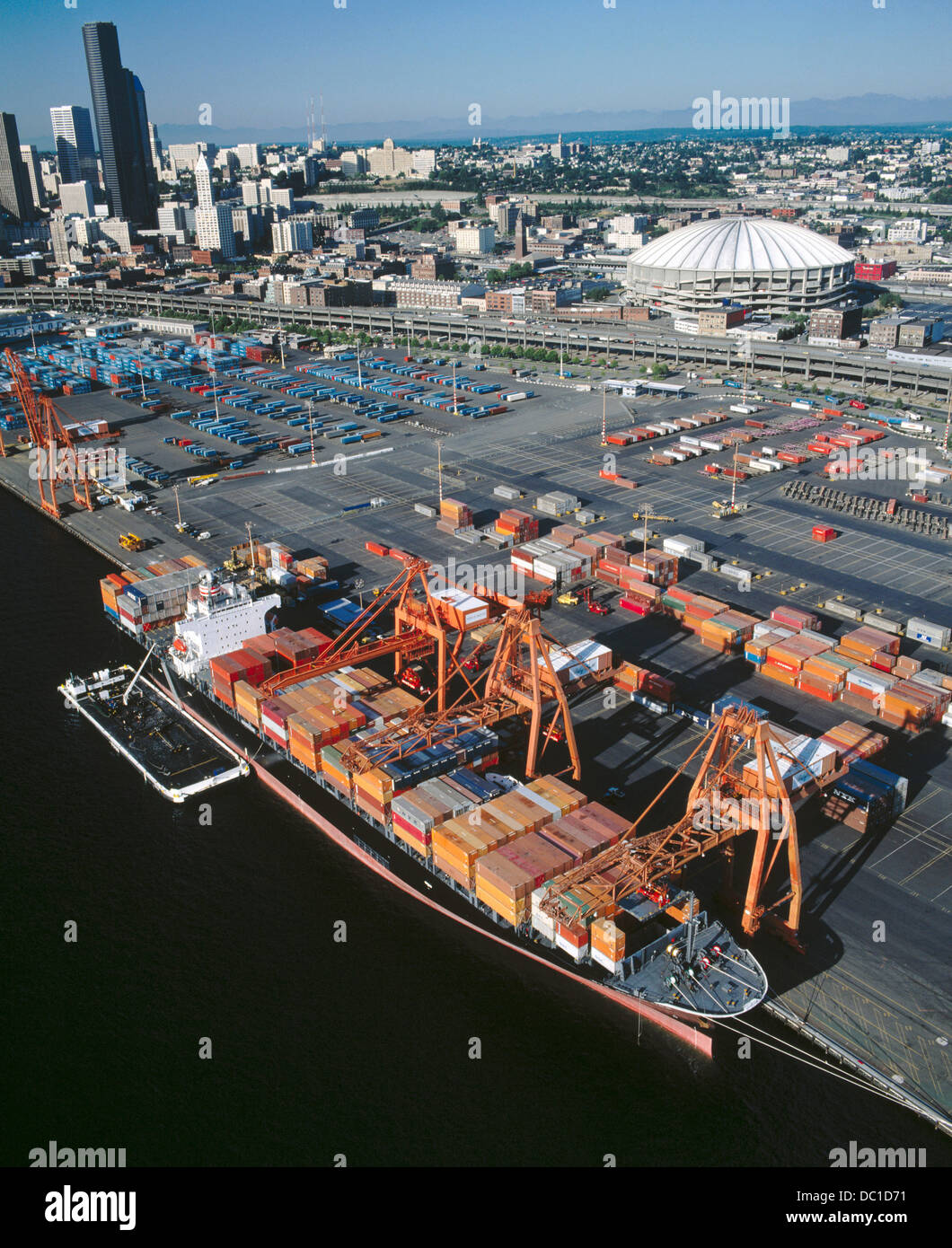 Dock port seattle container ship hi-res stock photography and images ...