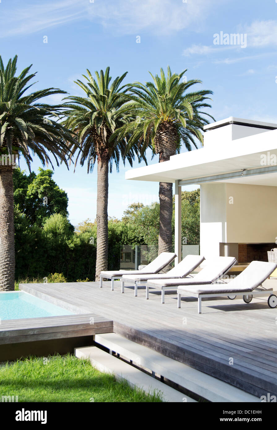 Deck beach house hi-res stock photography and images - Alamy