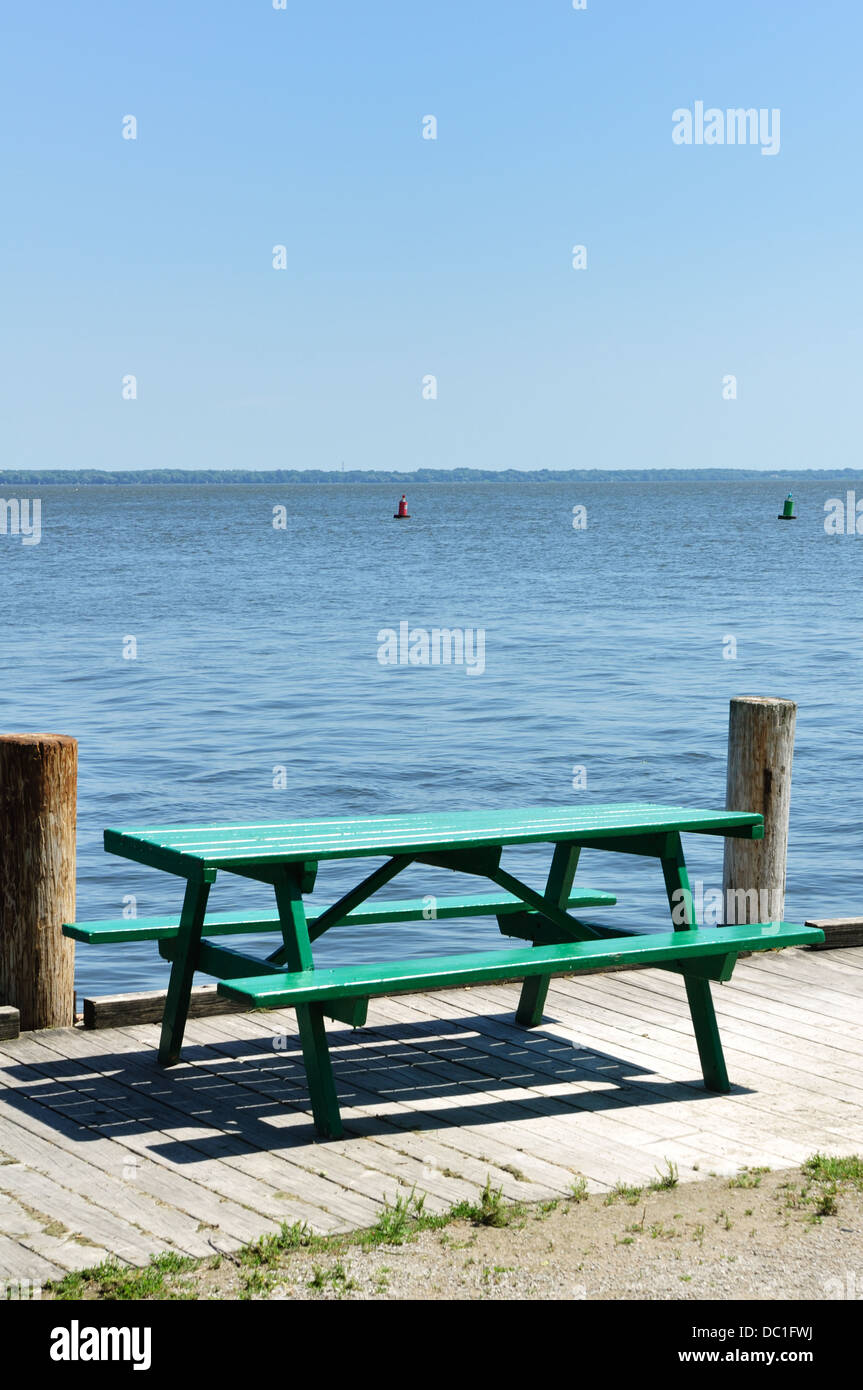 Picnic table at lake hi-res stock photography and images - Alamy