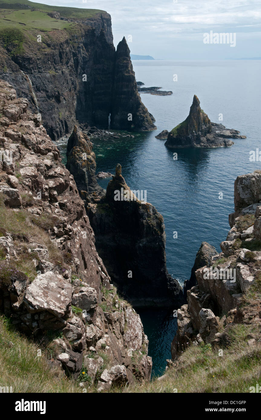 Sea stacks and cliff scenery on the Duirinish coast, Isle of Skye ...