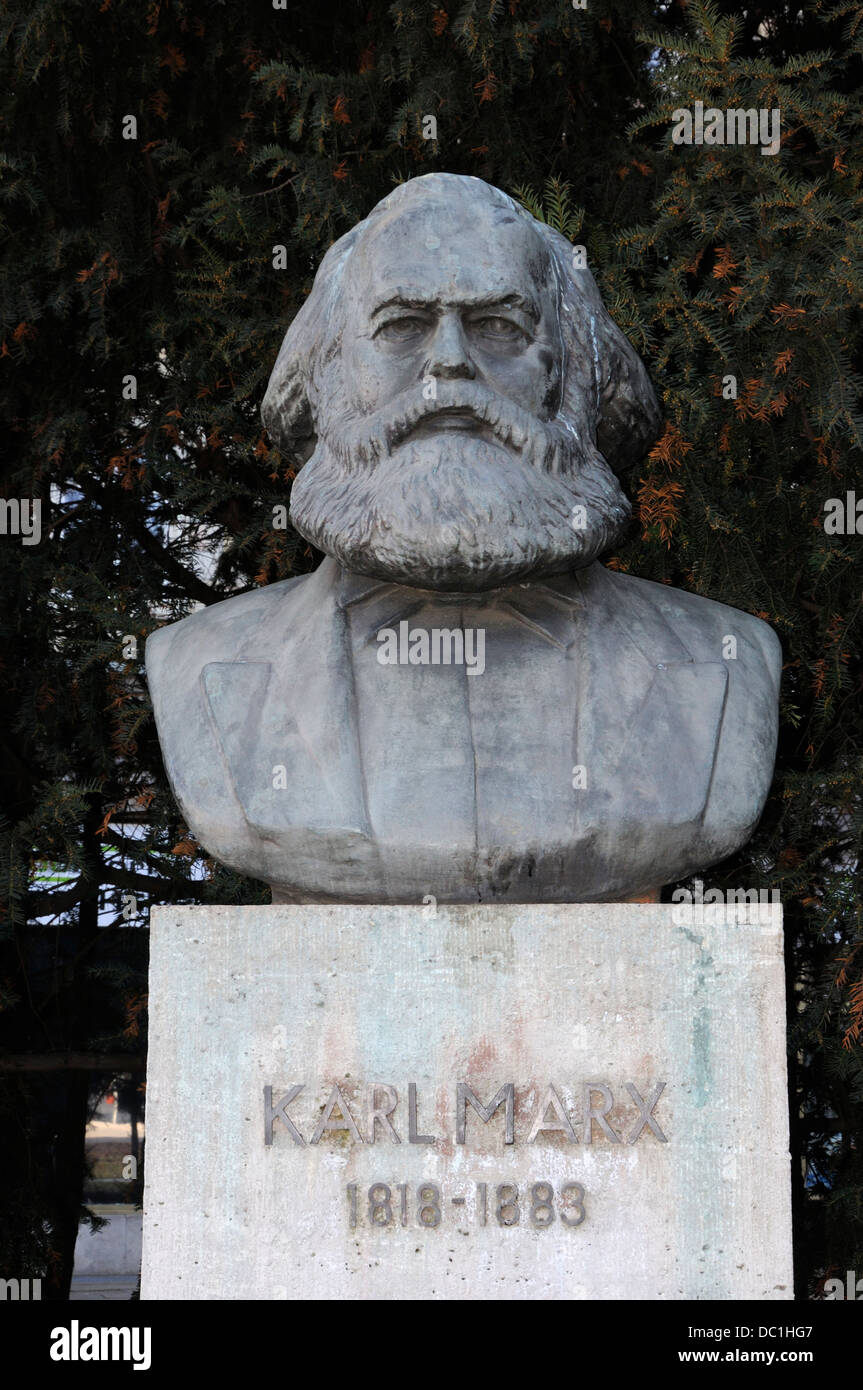 Karl marx statue hi-res stock photography and images - Alamy