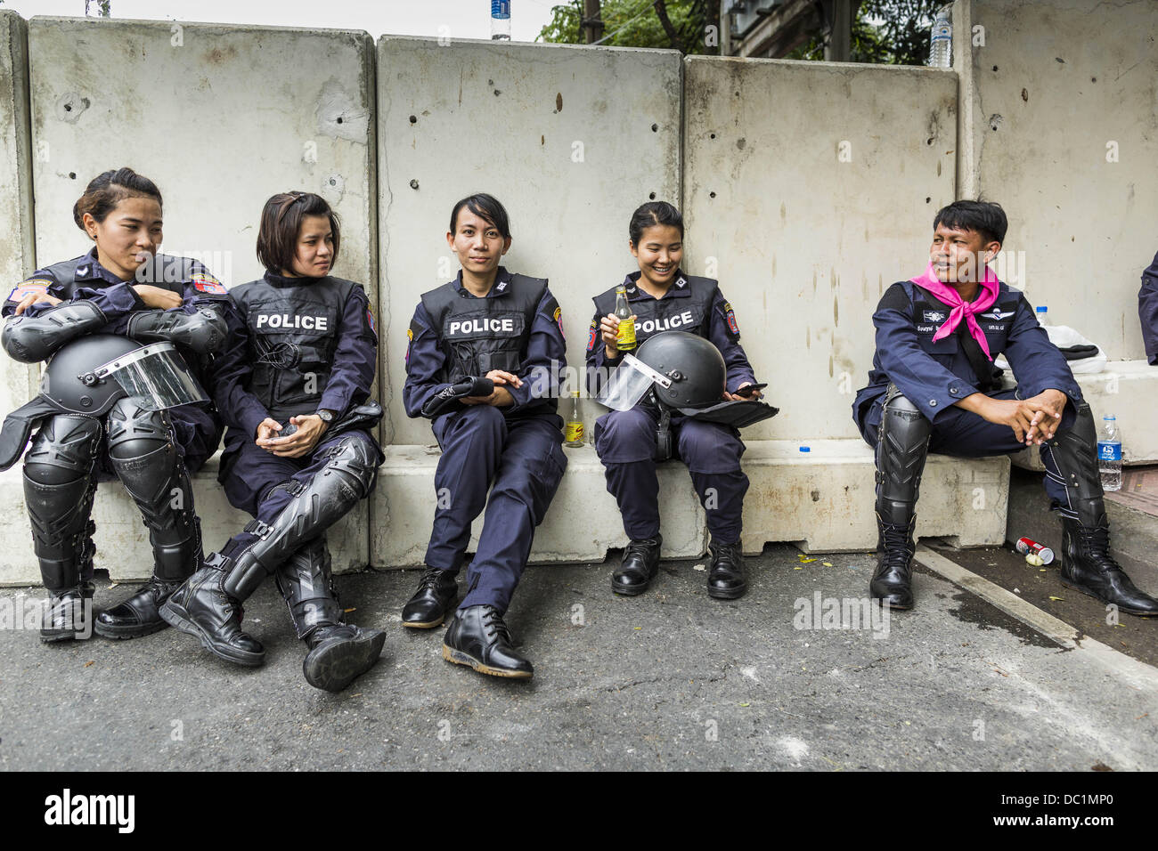 Bangkok, Thailand. 7th Aug, 2013. Women Thai riot police relax after ...