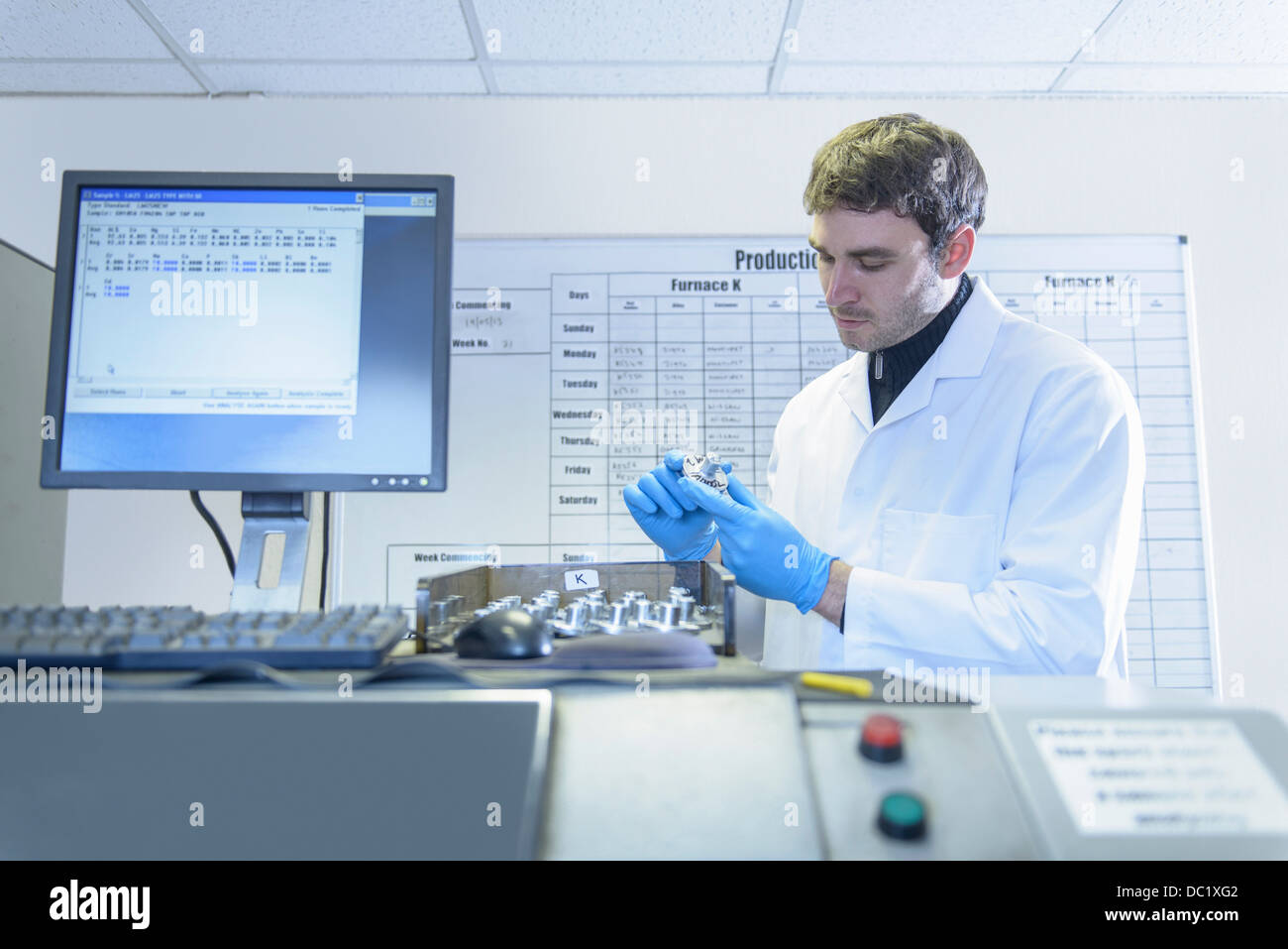 Quality control chart computer hi-res stock photography and images - Alamy