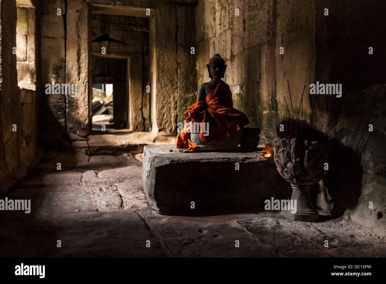 Buddha statue at the Ta Prohm Temple ruins at Angkor Wat, Siem Reap ...