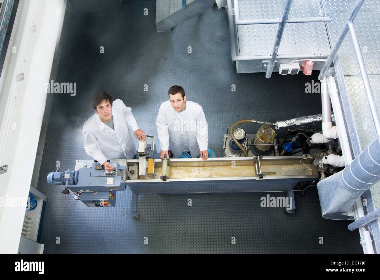 Technicians view hi-res stock photography and images - Alamy