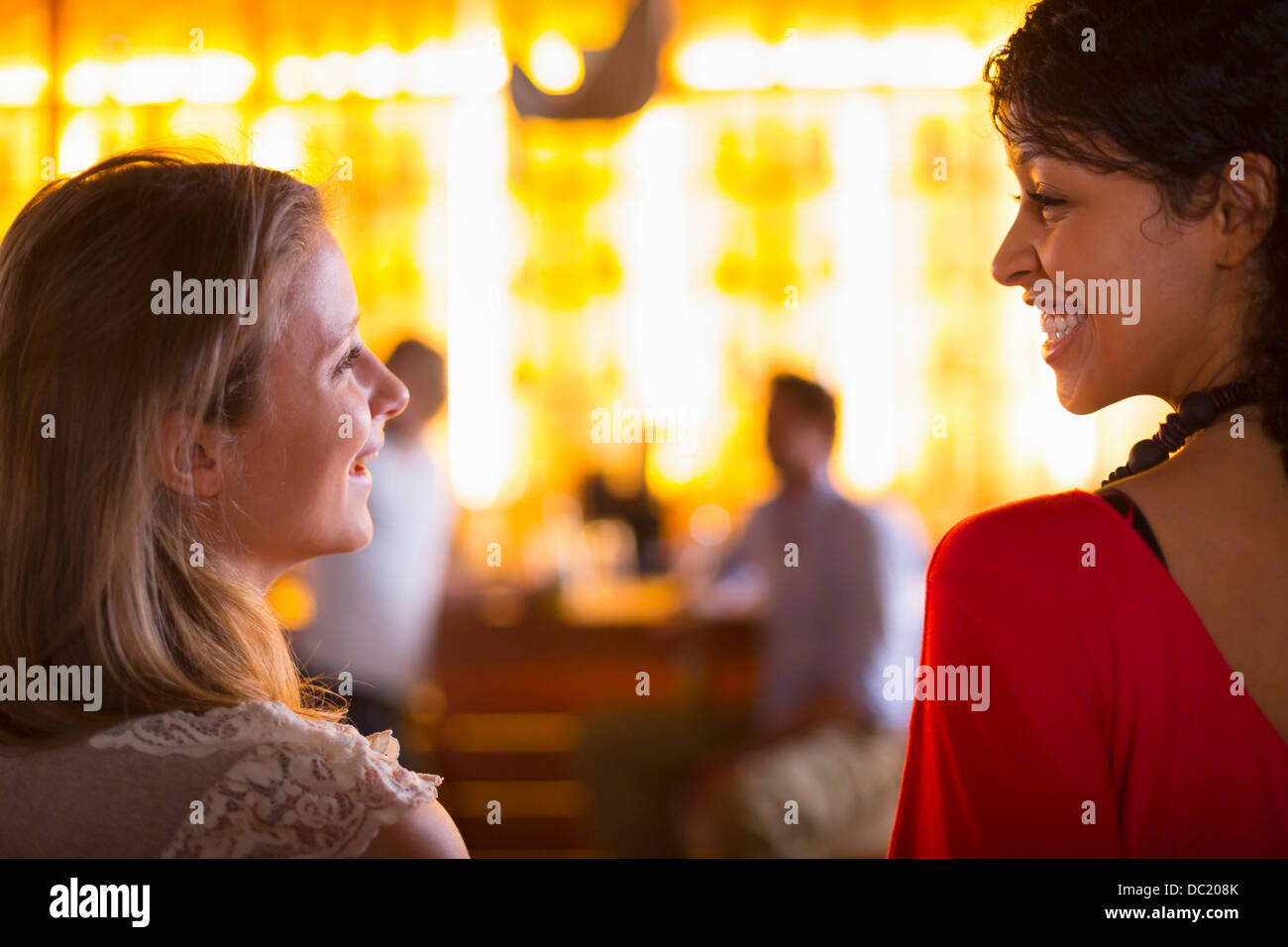 Young people in bar leisure hi-res stock photography and images - Alamy