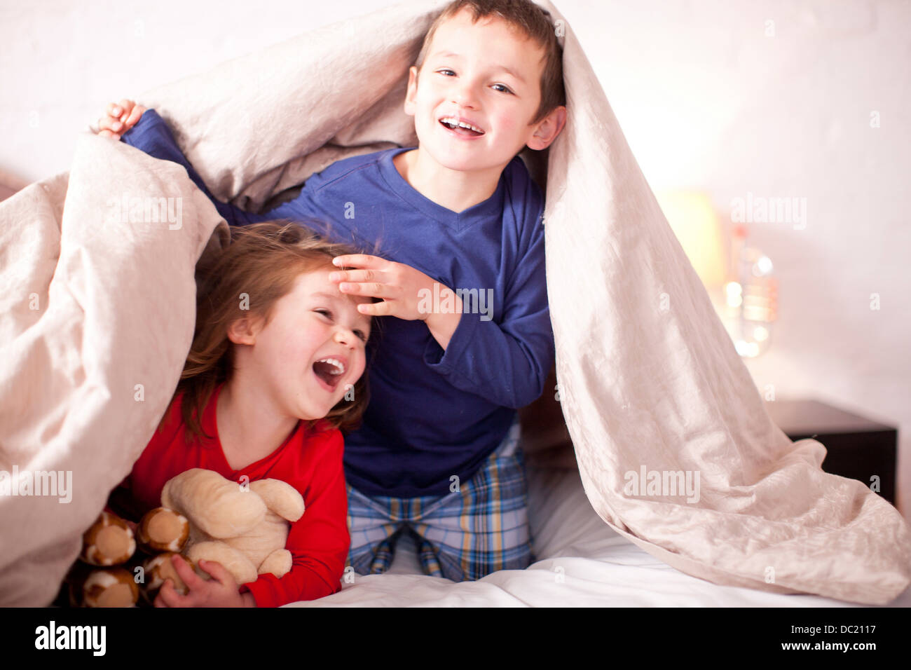 Two young children playing under duvet Stock Photo - Alamy