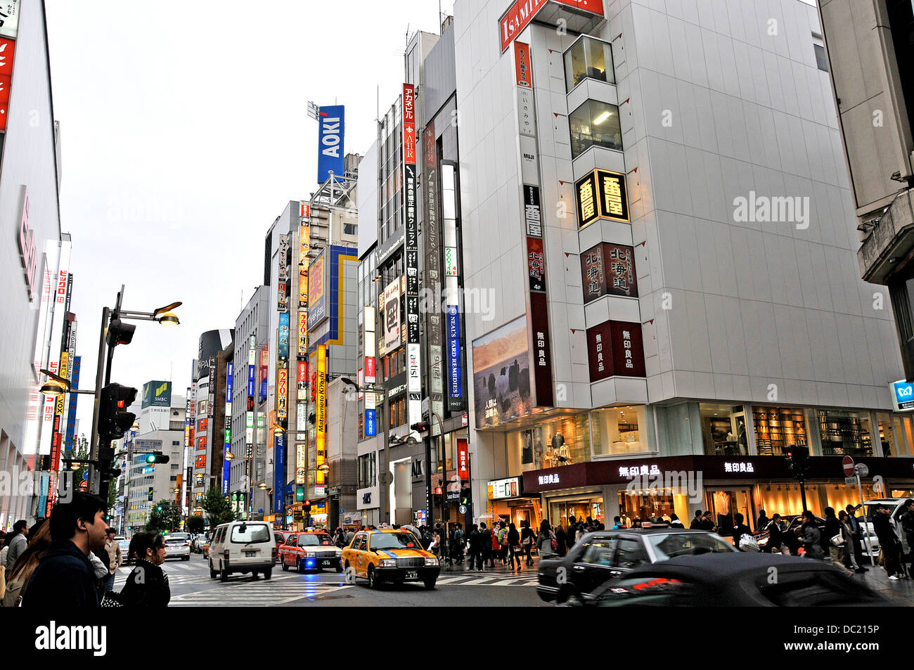street scene Shinjuku Tokyo Japan Stock Photo - Alamy