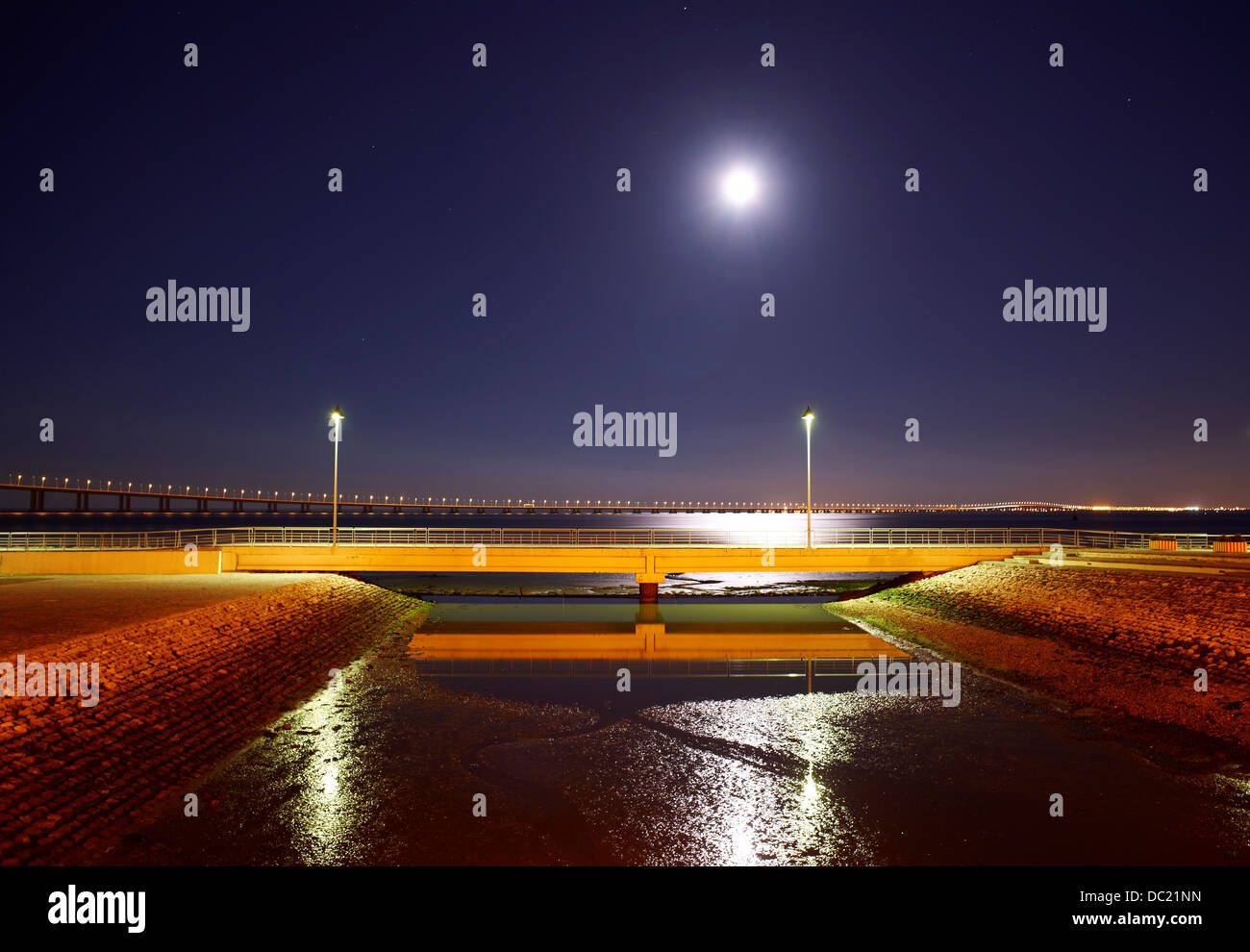 Moon over bridge hi-res stock photography and images - Alamy